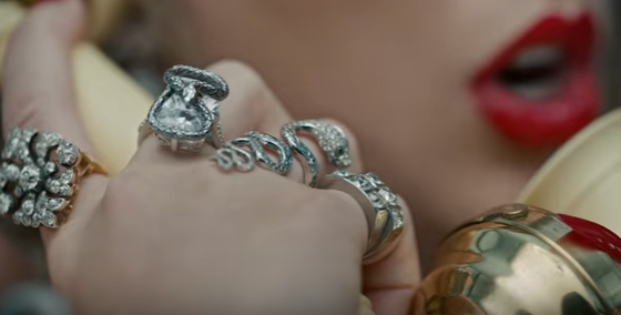 Why Taylor Swift Is Now Selling Snake-Themed Jewelry, Eating Diamonds - JCK